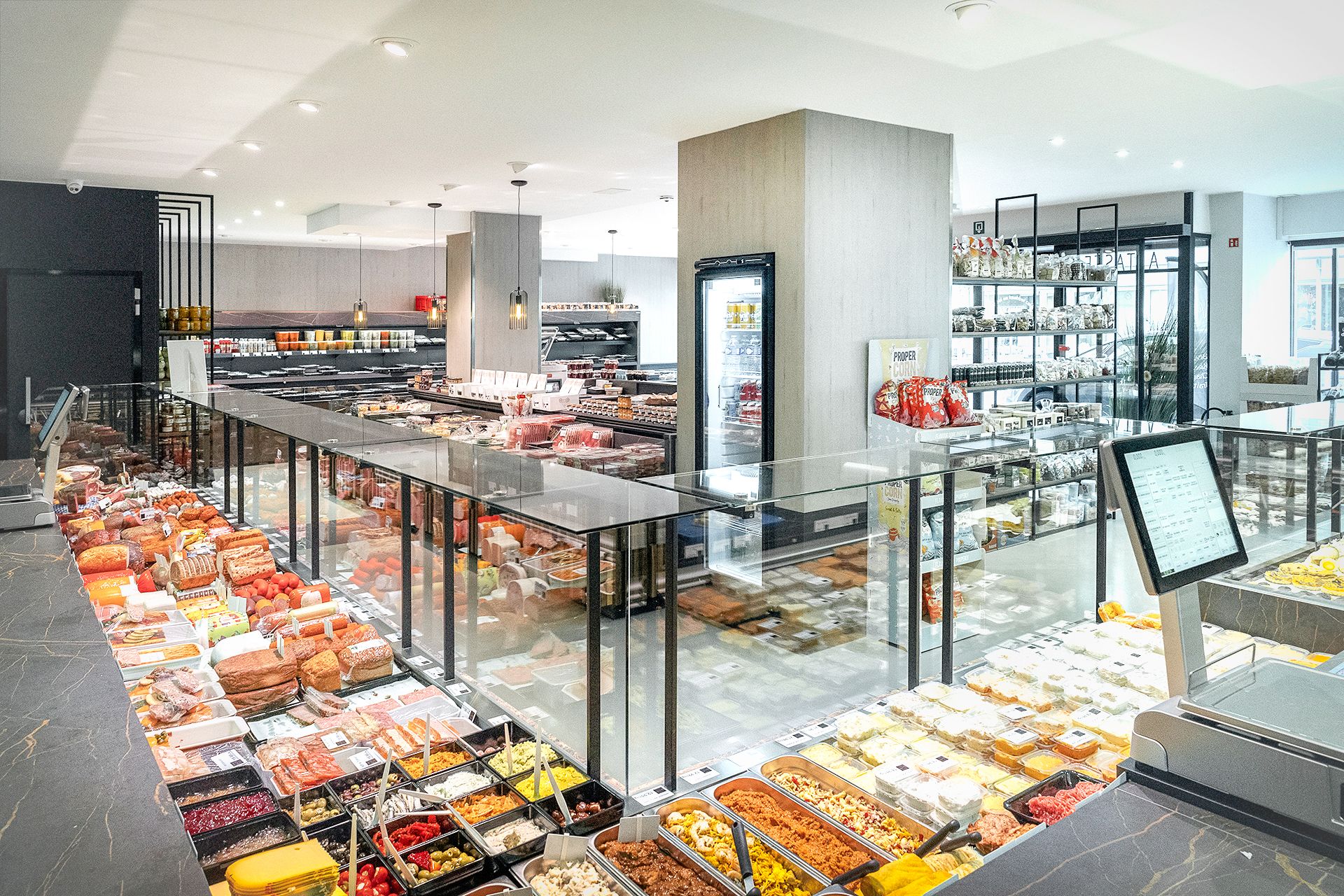 Nieuwe winkelinrichting en koeling voor verswinkel in Nieuwpoort